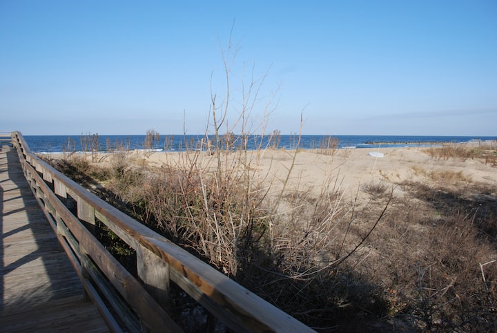 Historic Beach Side Getaway - Pet Friendly, Wi-fi - Norfolk, VA