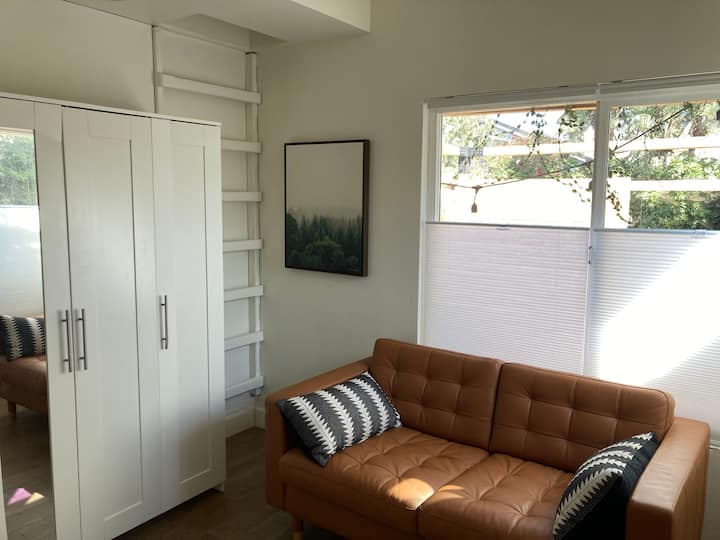 Private Patio, Sofa, Desk, Fridge - Just Off 101 - Thousand Oaks, CA