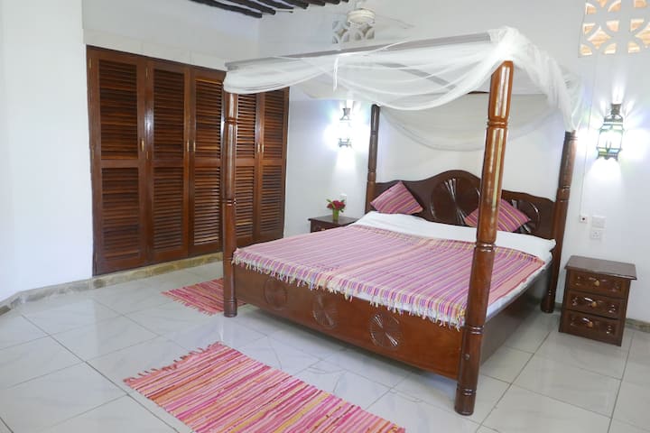 Heavenly Garden Private Honeymoon Suite "Mwezi" - Kenya