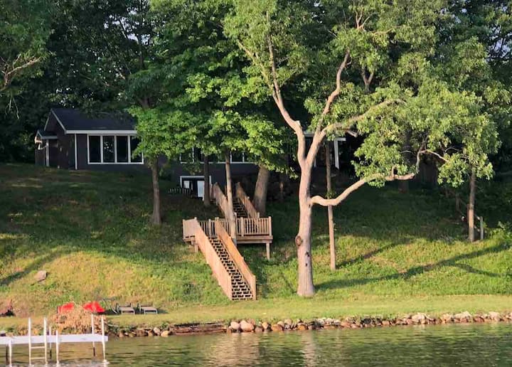 Lovely Chelsea Cavanaugh Lake Front Home - Chelsea, MI