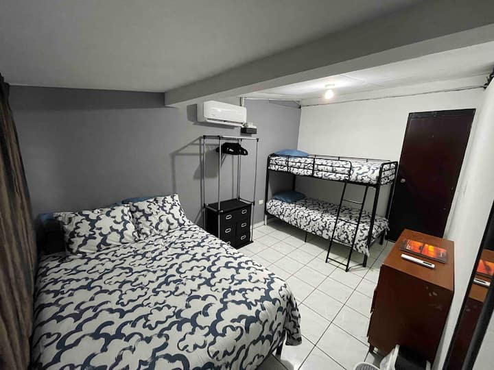 Cozy & Prime Location Apt With A/c Sleeps Up To 5 - Managua