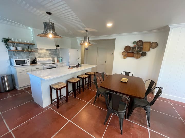 Santa Fe Inspired Bungalow 5 Minutes To Downtown - Knoxville, TN