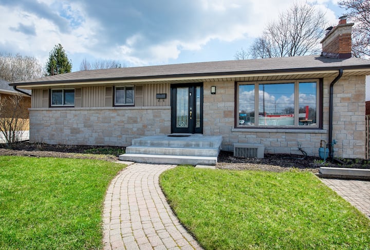 Family-friendly 5-bedroom Bungalow On New Street - Hamilton, ON, Canada