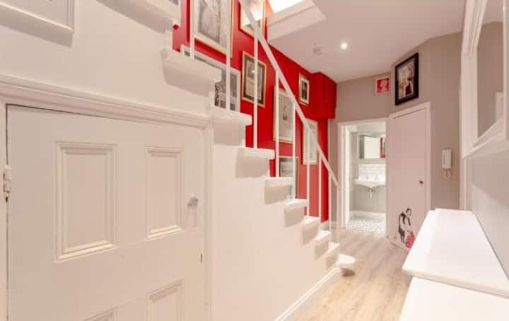 The Royal Pad London.
Earl’s Court - 2 Bed Flat. - Earls Court