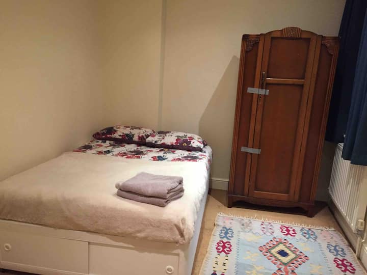 Room In Richmond
20 Min Heathrow - Twickenham
