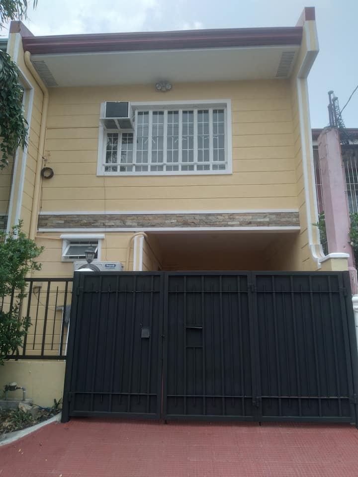 Cozytownhouse W/netflix+fast Wi-fi & A Garage - Las Piñas