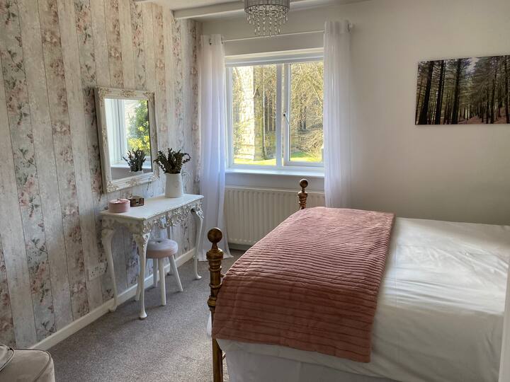 Your Perfect Peak District Getaway - Castleton