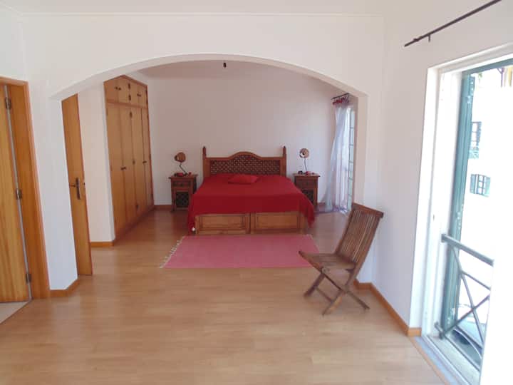 Spacious W/ Private Baths & Patio To Explore Area - Sesimbra