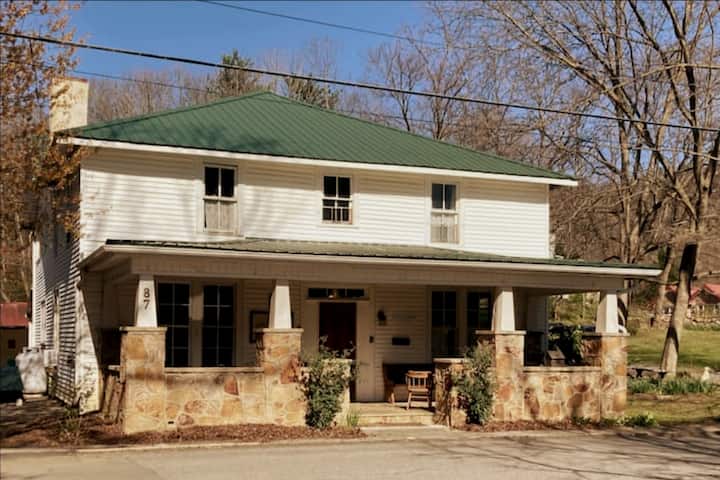 Spacious Lodge In Quaint Mountain Town On The At - Hot Springs, NC