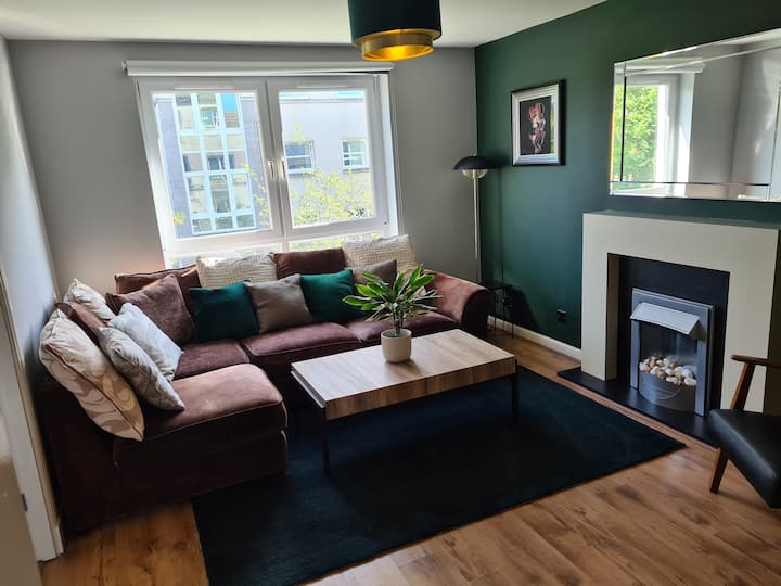 Modern 2 Bed Flat With Parking - Aberdeen