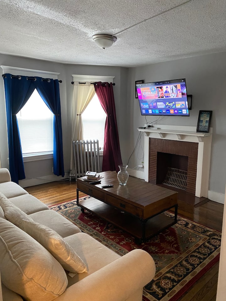 The White Cozy Room - Springfield, MA