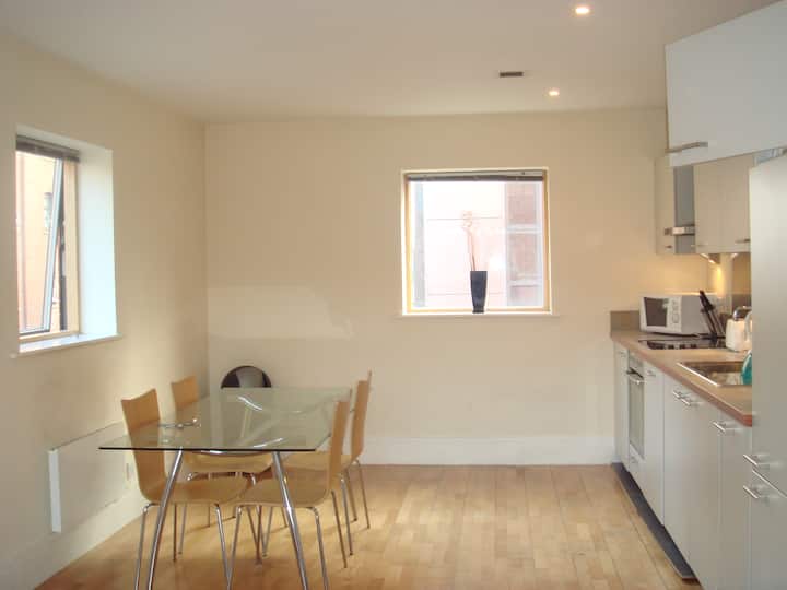 Bright  2 Bedroom City Centre Flat With Balcony - Manchester