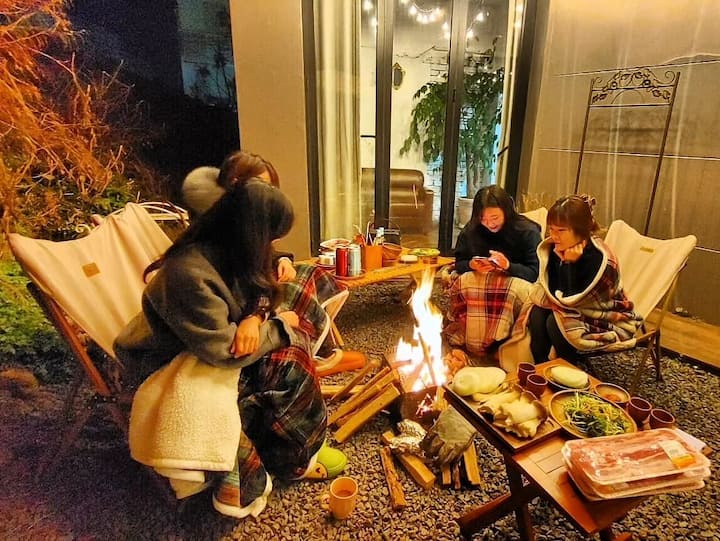 [캠핑이 있는 감성숙소]: 모닥불멍Bbq+캠핑존+빔 영화룸+엔틱 다이닝룸 - Jeju-si