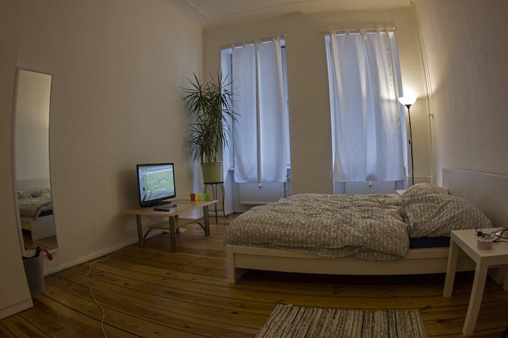 Schöne 67 Qm Altbauwohnung Im Schillerkiez Berlin - Berlin