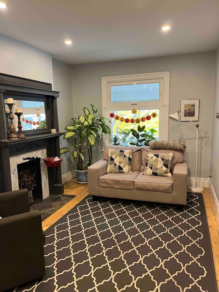 Centrally Located 2 Bedroom+den House In The Annex - Toronto