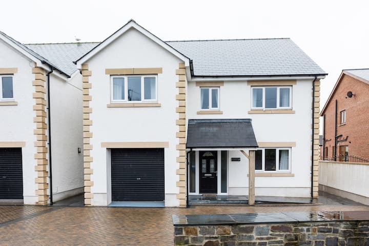 Large Family Friendly, Cosy Detached Home, (Moon) - Llanelli