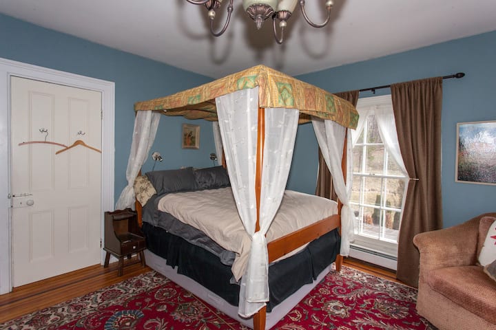 Suminski Innski - Room 3  Queen Bed/ Shared Bath - Tivoli, NY