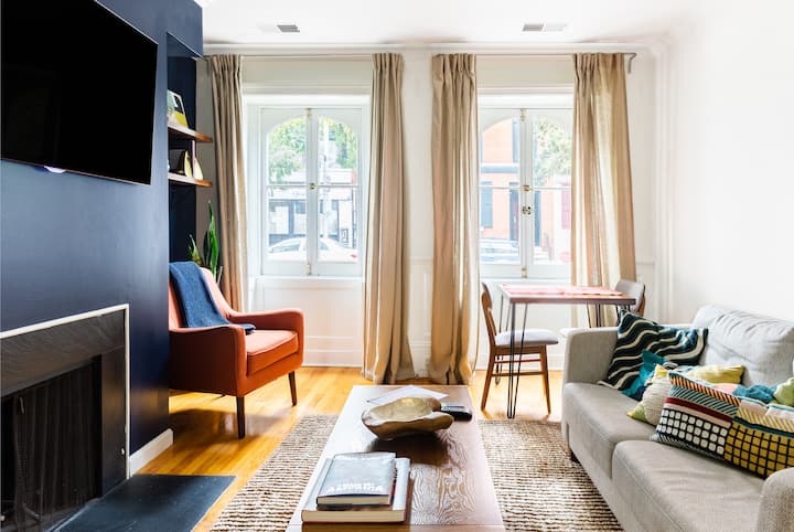 Condo With Classic Touches & Fireplace In Mount Vernon - Baltimore, MD