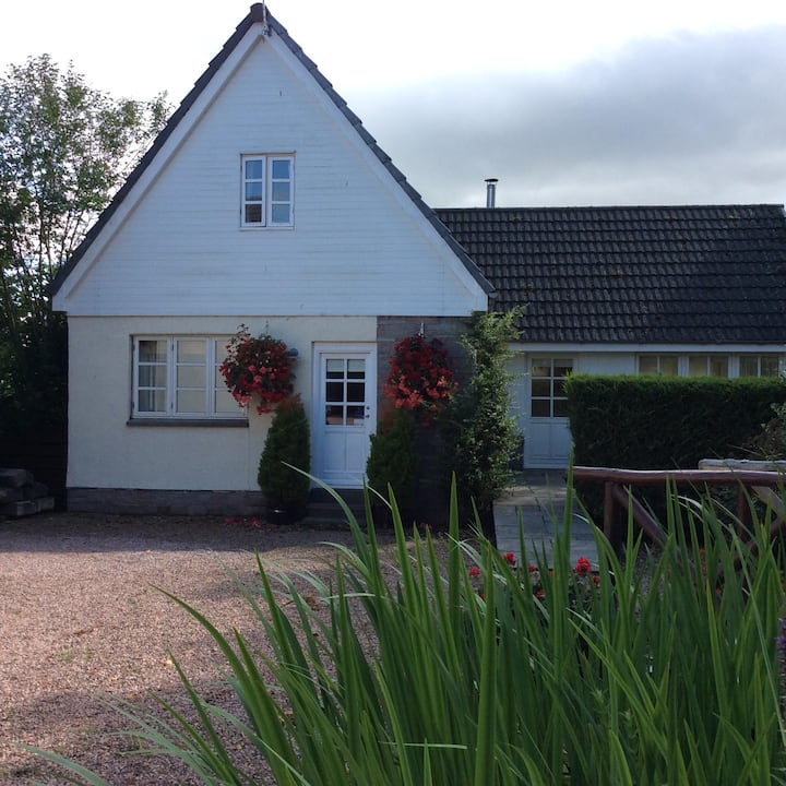 A Large Spacious Lounge With Fantastic Views - Crieff
