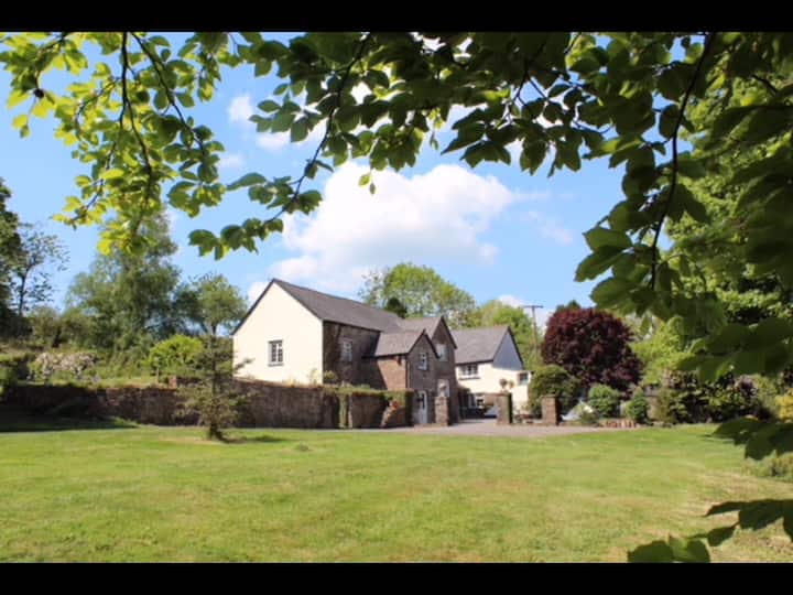 Wootton Manor Entire Guest Wing - Bed & Breakfast - Devon