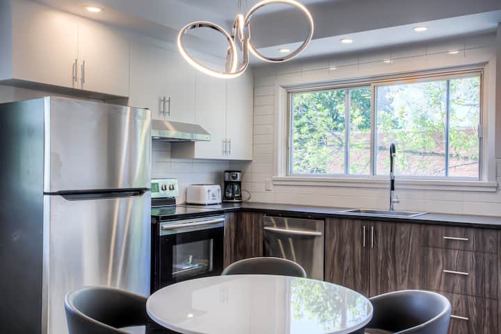 Newly Renovated 5,apt Free🅿near🚉9 Min To Old Mtl - Montréal, QC