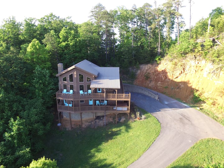 Bear Ridge - Breathtaking Views With A Cozy Feel - Pigeon Forge, TN