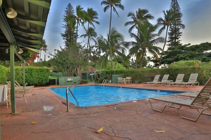 Old Hawaiiana In Kaanapali Cottage - Maui, HI