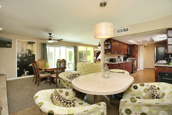 Alicia Alibi Vintage Vegas Pool House - Las Vegas, NV