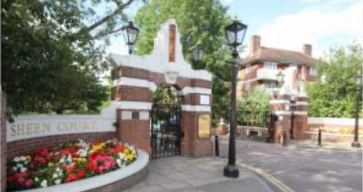 2 Bed Apartment With Parking - Surbiton