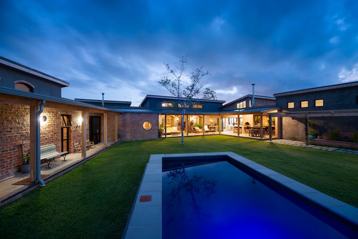87 Hoekwil
4 Sleeper - Full Solar - Wilderness
