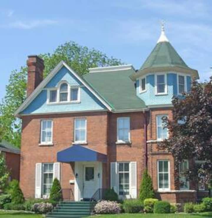 Micha’s Bed & Breakfast - River View (1-3) - Owen Sound