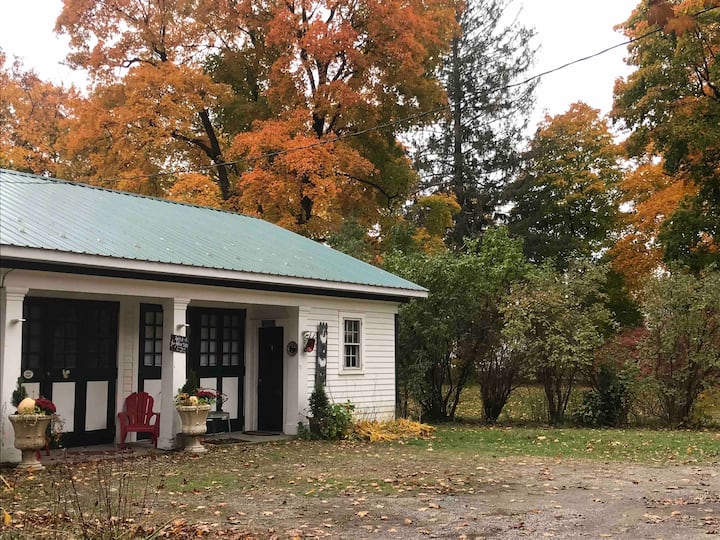 Studio Style Vintage Garden Bungalow - Bennington, VT