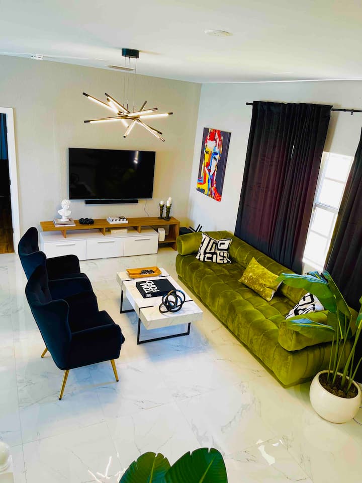 The Stadium House: Luxurious, Modern, Fun Home!! - Miami Gardens, FL