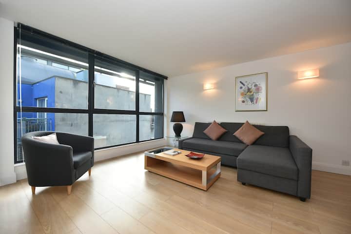 2min To Tube: Spacious, Modern & Quiet Flat - London