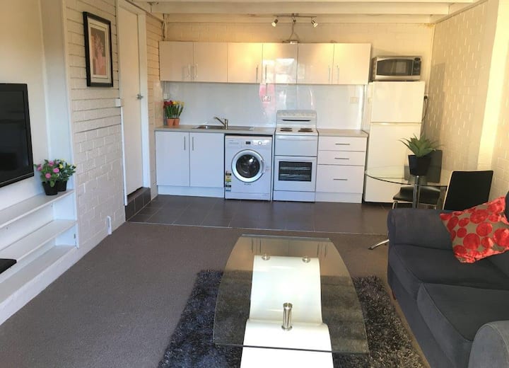 Fully Furnished, Self Contained 1 Bed Unit, Modern - Wollongong