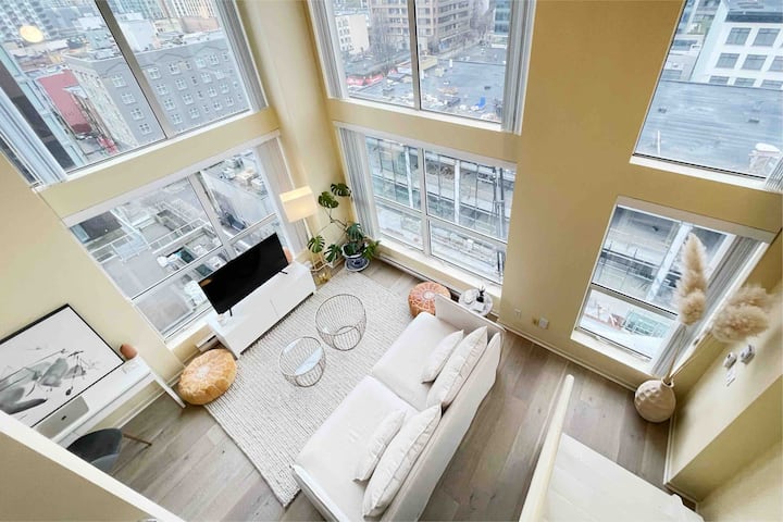 Chic & Central Loft + Parking + Laundry - Vancouver