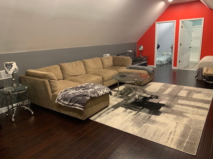 Mil Suite - Modern Studio Above Garage Apartment - Noblesville, IN