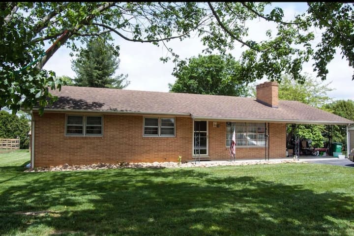 Charming Home Conveniently Located Near Vt And Ru - Blacksburg, VA