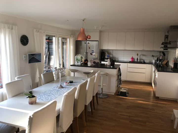 Radhus I Ett Lugnt, Naturnära Område. - Bro