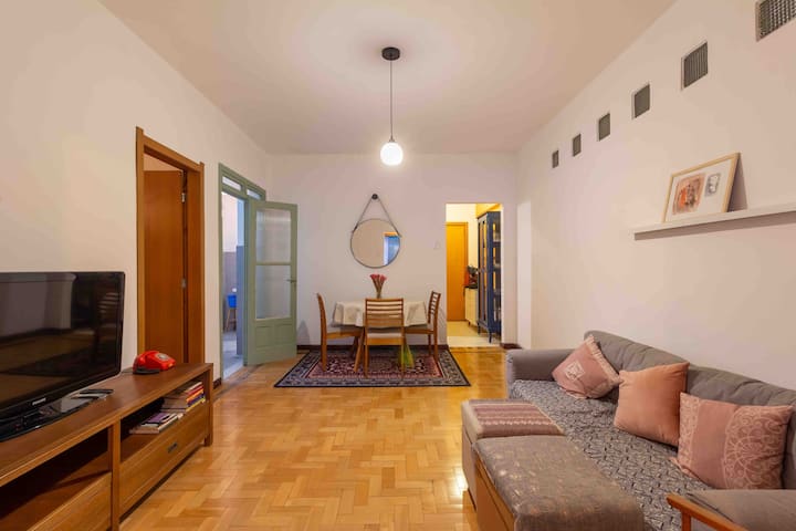 Ap 2 Quartos,   Silencioso, Próximo Da Santa Casa - Porto Alegre