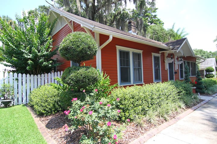 Beautiful Downtown 2 Br Home W/ Yard - Gainesville, FL