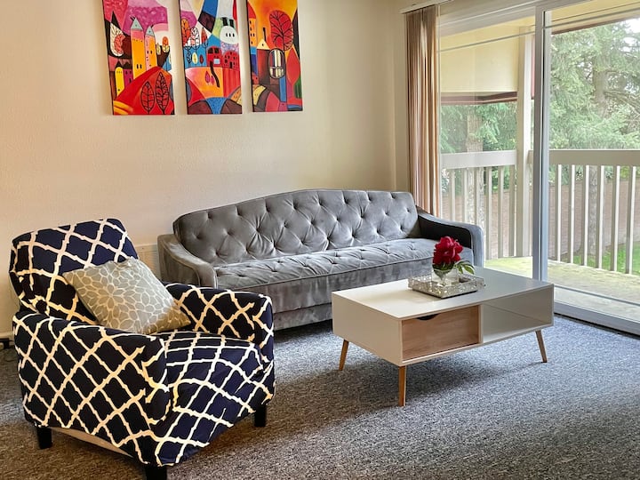 Bellevue Retreat | Quiet, Safe & Near Transit - Bellevue, WA