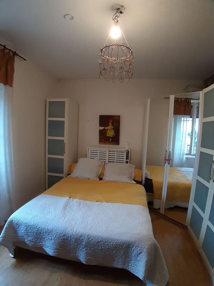 Chambre Chez L'habitant, éQuipée D'un Frigo, Un Micro Ondes, Une Bouilloire, La Wi Fi Et Un Peu De Vaisselle.
La Salle De Douche Est Pour Les Personnes Louant Les Chambres.
La Chambre Est Située à 10 Min Du Centre Ville Et 5 Min De La Gare - Paray-le-Monial