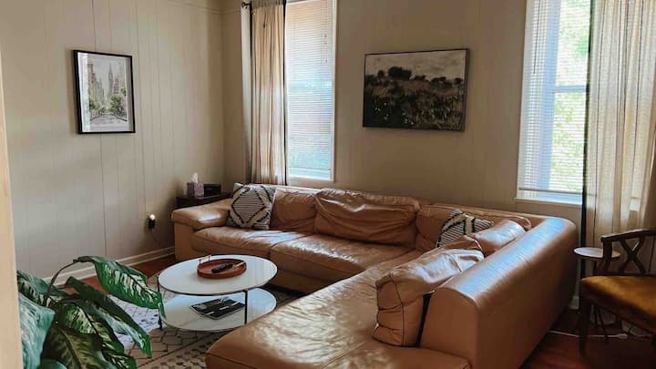 Delightful Southmoreland Condo - Kansas City, MO