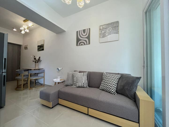 New! Spacious 3rm 2bath Near Speedrail - Central