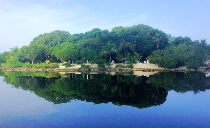 Historic Shadow Point Secluded, Private Sleeps 16 - Key Largo, FL