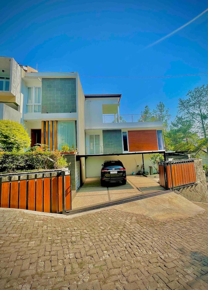 Villa Khalisa, Dago, Cigadung, Bandung Utara. - Bandung