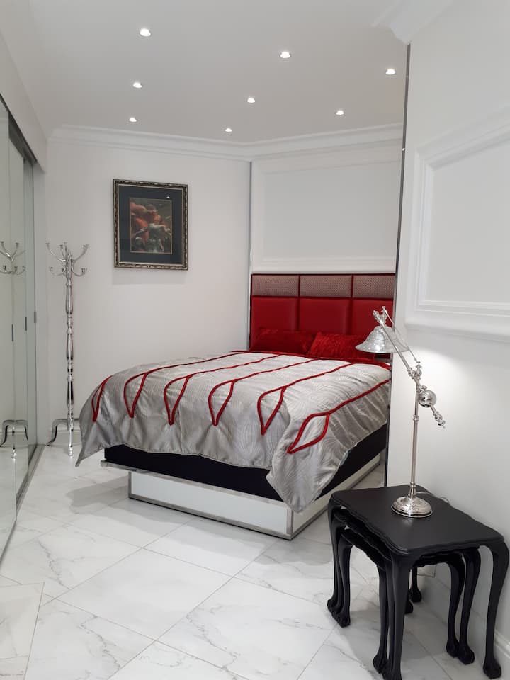 Adrian D'cap Silk Chess Suite - Stellenbosch