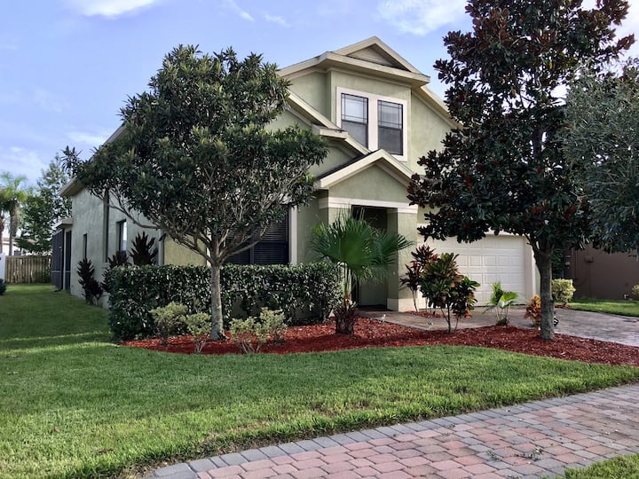Gorgeous 4 Bed Pool Home Sleeps 10 - Davenport, FL