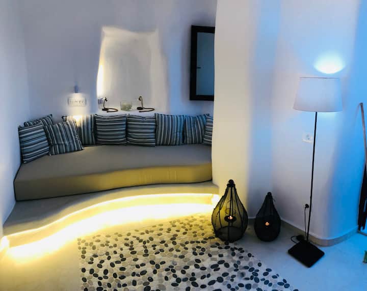 Marann Cave With Private Hot Tub - Santorini